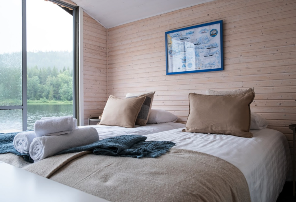 Floating Lodge in Arctic Sweden – Millennium Magazine
